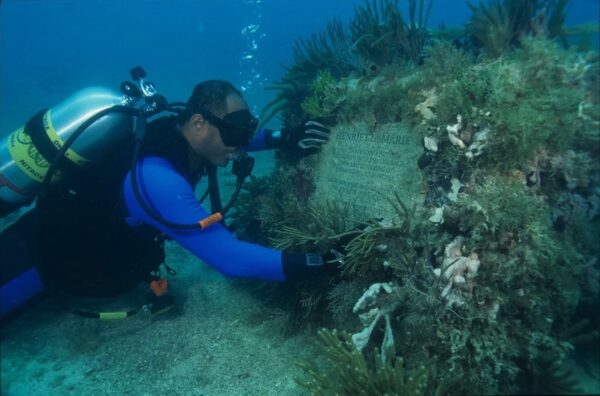 An Underwater Monument at the Wreck of the Henrietta Marie - World ...